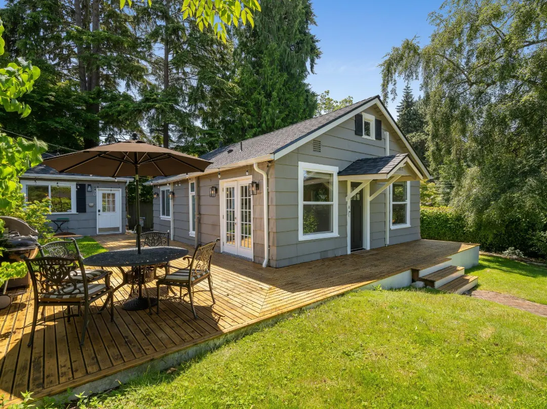 Gorgeous Outdoor Deck And Modern Amenities - Cozy Craftsman - Bainbridge Island, WA