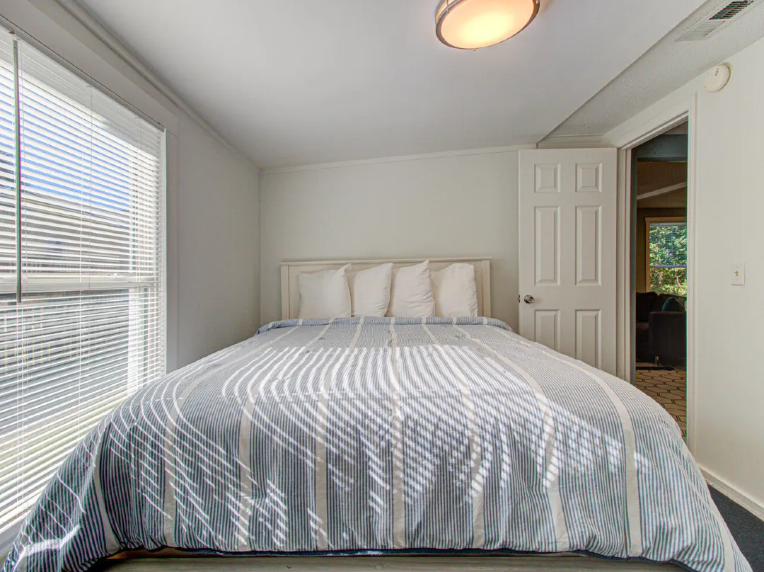 Coastal Escape Steps To Beach - Inviting And Cozy Retreat - Carolina Beach, NC