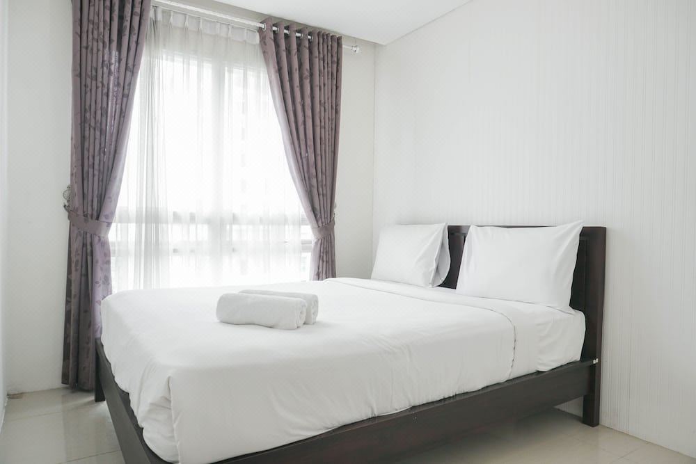 Comfort 1br Apartment With Study Room At Woodland Park Residence - Cawang