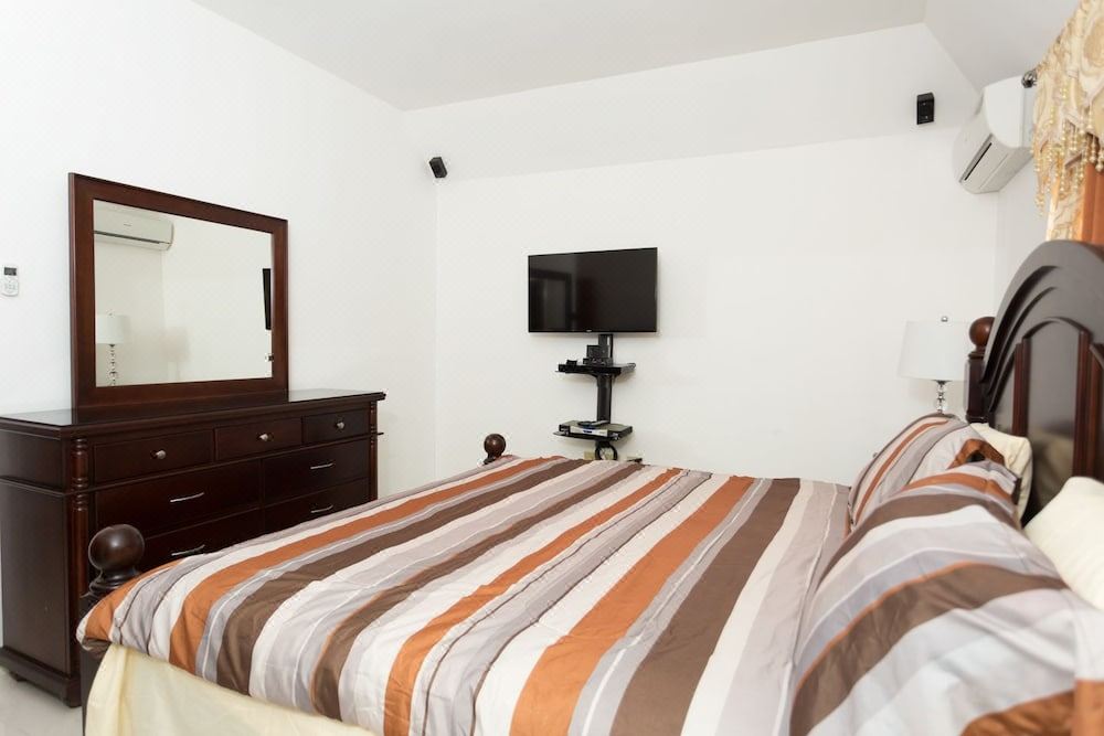 New Kingston Guest Apt At Fairway - Kingston