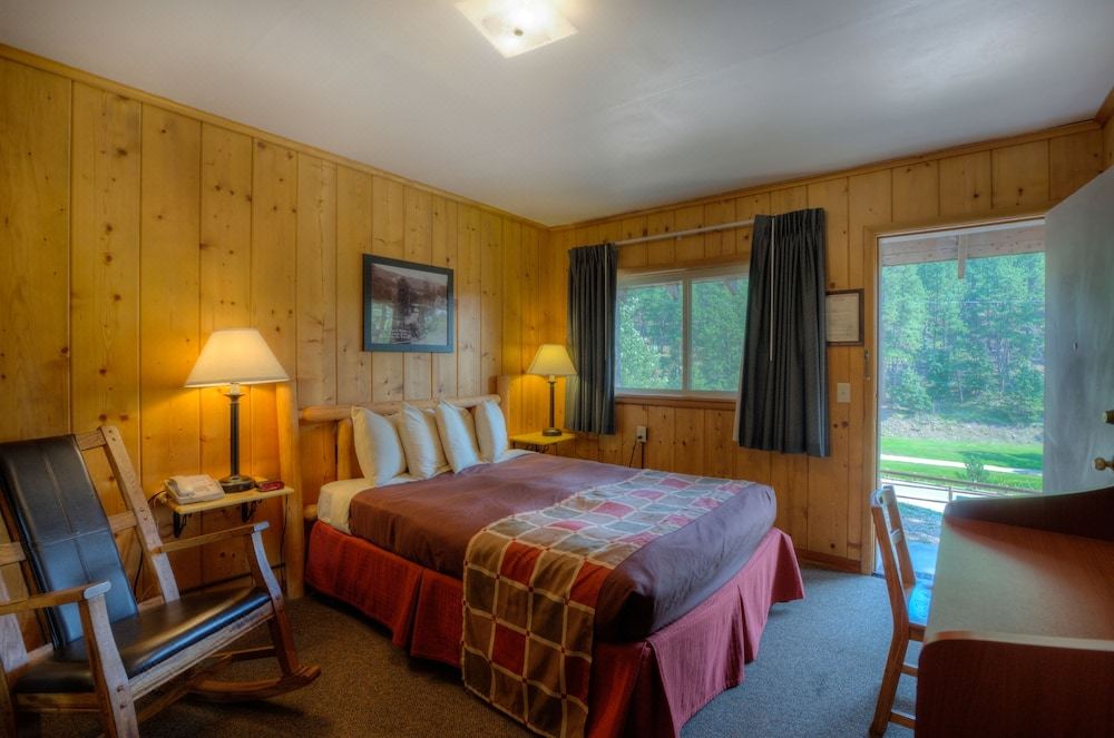 Powder House Lodge - Hill City, SD