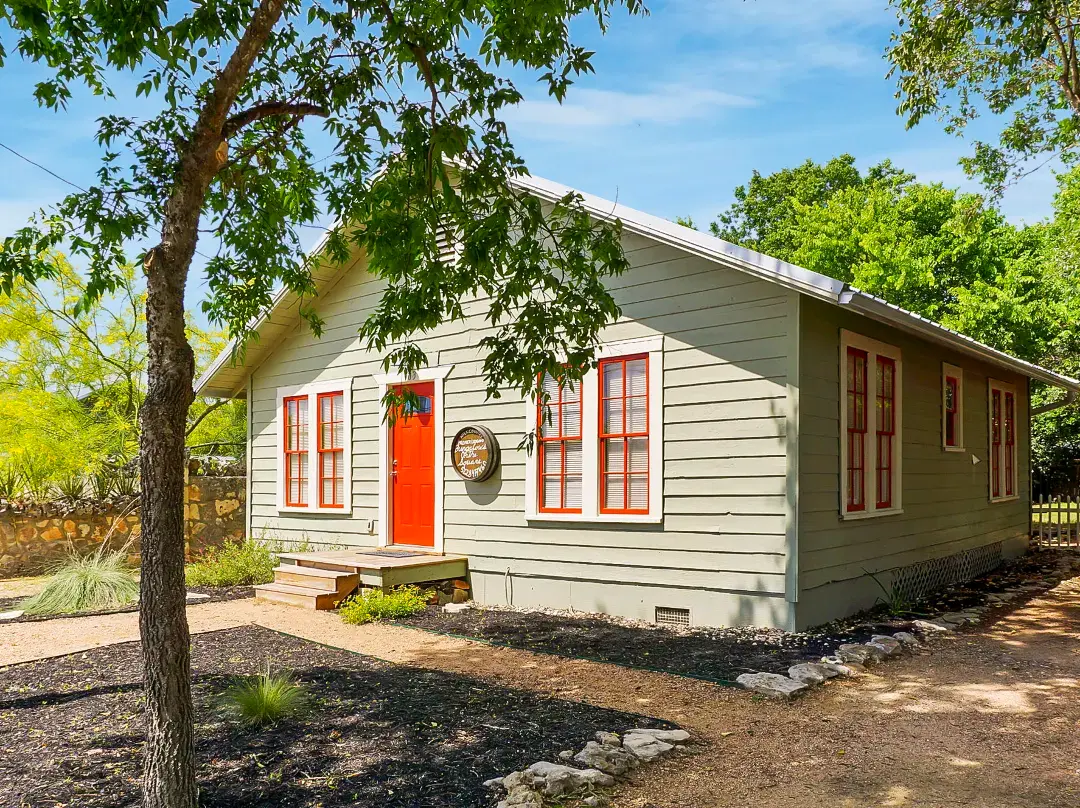 Intimate Living Room And Beautiful Backyard - Charming Cozy Retreat - 윔벌리