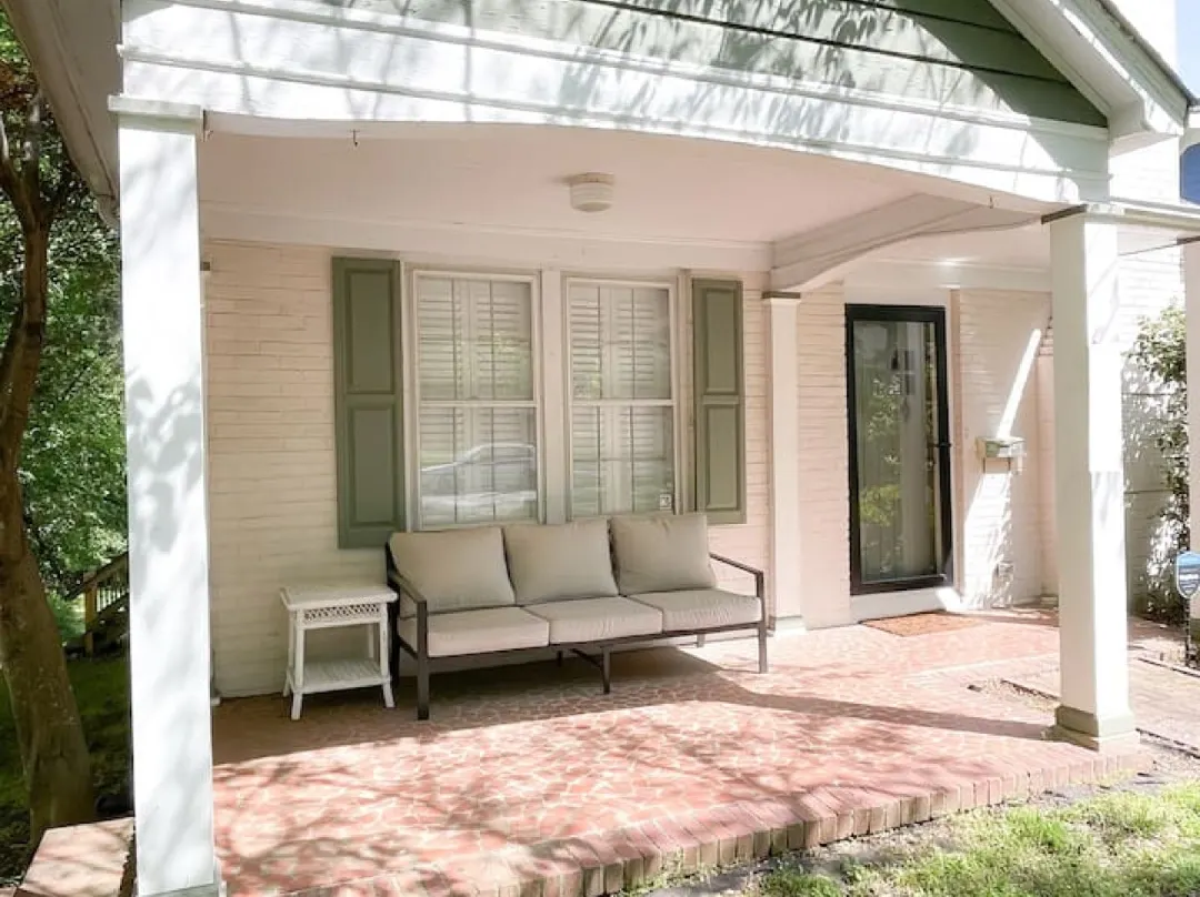 Charming Escape With Outdoor Deck And Modern Amenities - Cozy Haven - Charlotte, NC