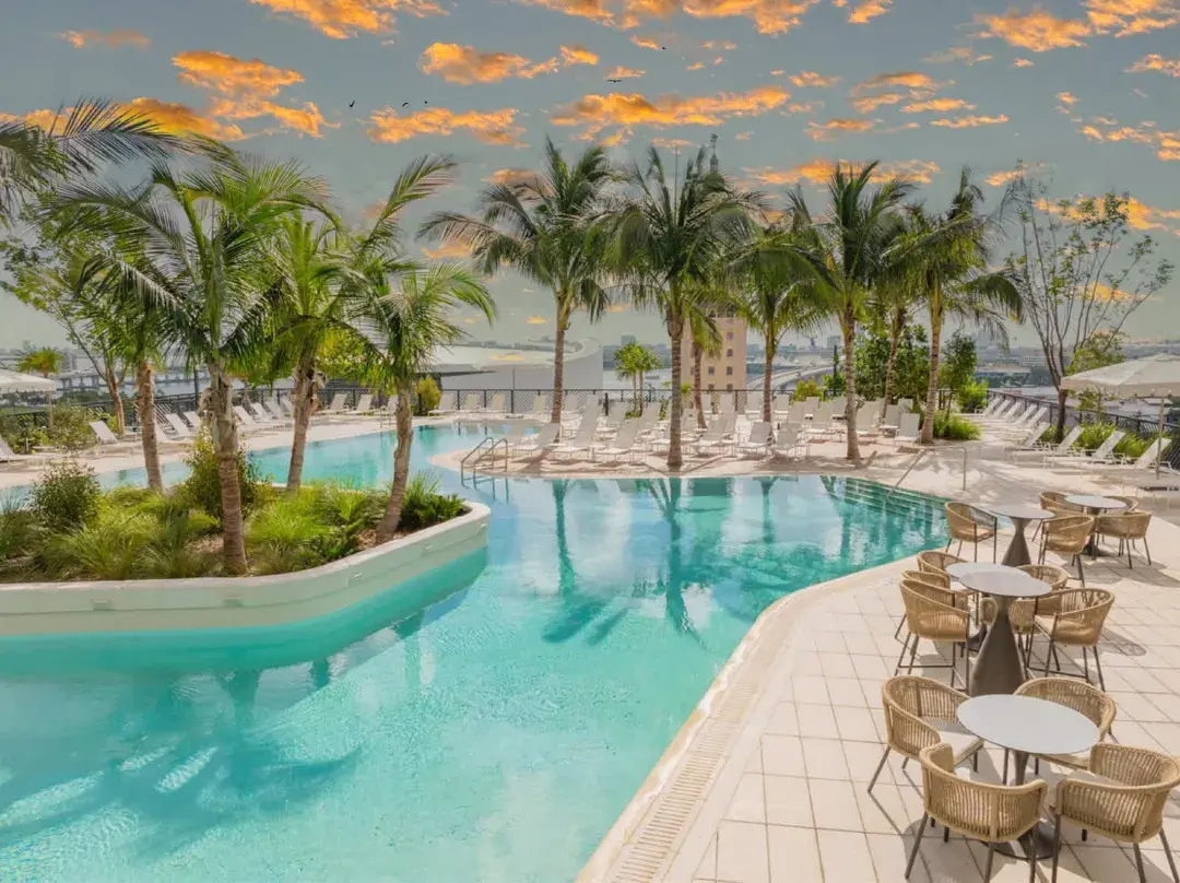 Stylish Pool And Gym Access - Elegant Downtown Sanctuary - Miami