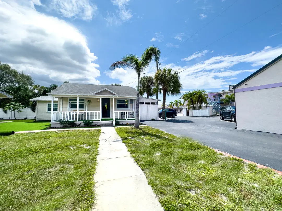 Refreshing Pool And Cozy Fire Pit - Stylish Charming Hideaway - Clearwater, FL