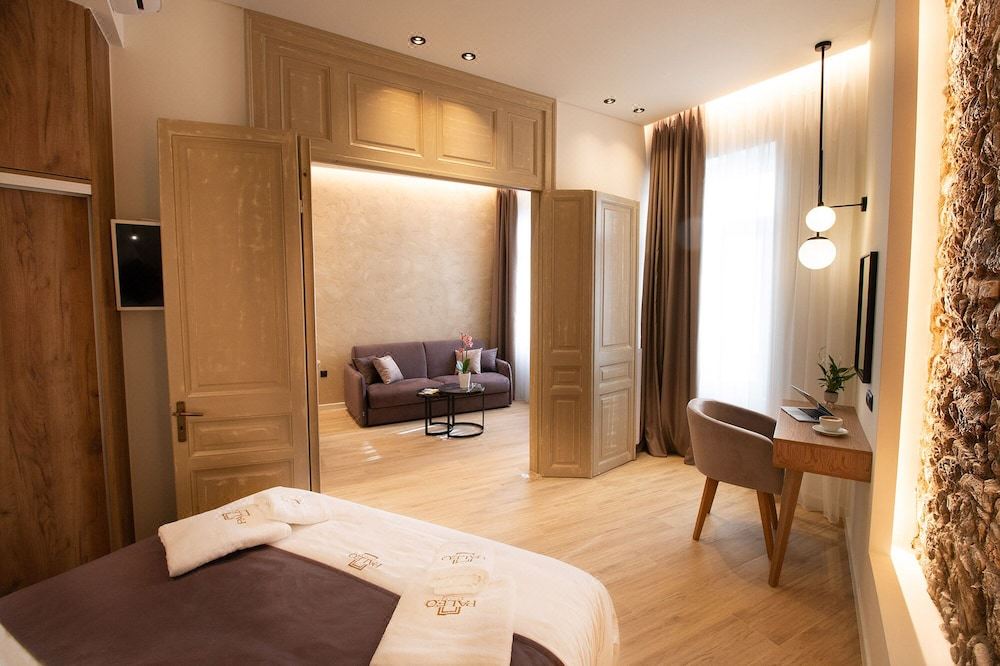 Paleo Suites - Atena