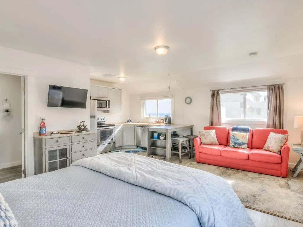 Peek-a-boo Ocean Views And Full Kitchen - Charming Coastal Retreat - Depoe Bay, OR