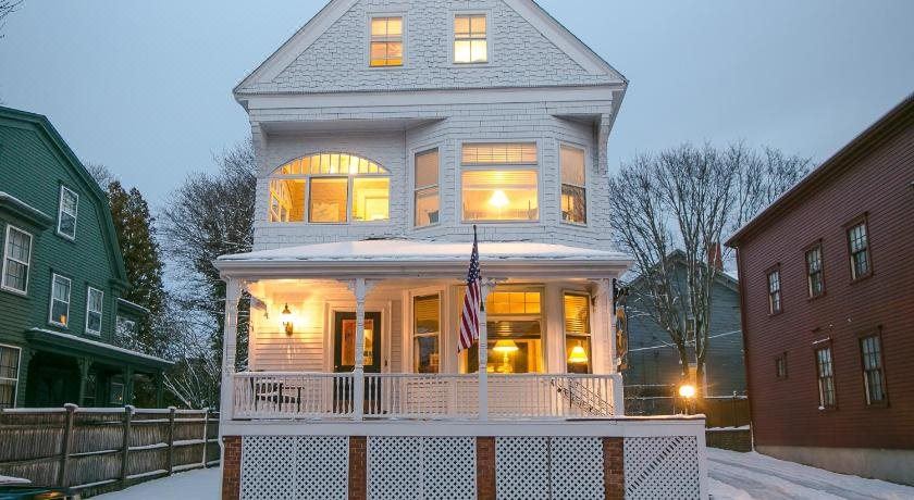 Chart House Inn - Newport, RI