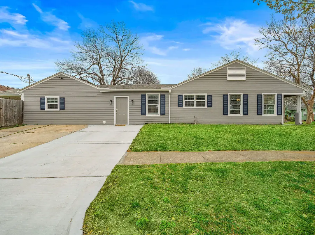 Private Backyard And Covered Patio - Cozy Charming Retreat - Baytown, TX