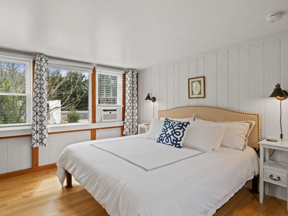 The Seagrove Suites & Guest Rooms - Cape Cod, MA
