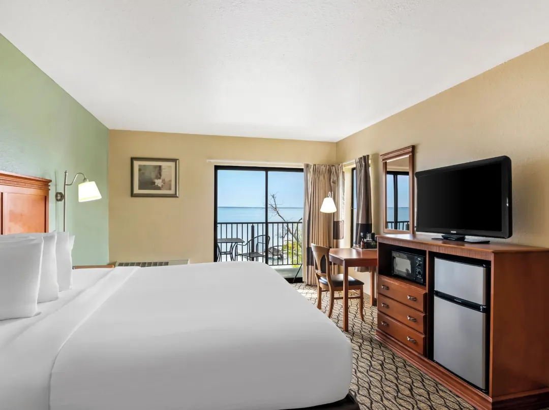 Beachfront Hotel Houghton Lake - Houghton Lake, MI