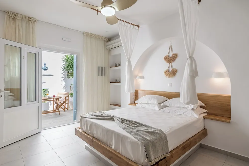 Niki Savvas Studio & Suites - Milos