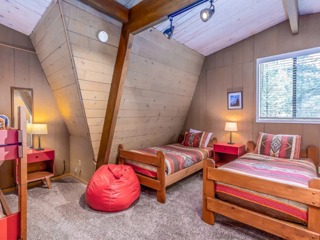 Hot Tub And Cozy Outdoor Deck - Inviting Family Retreat - Sunriver, OR