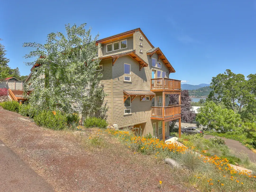 Cozy Patio And Modern Amenities - Charming Getaway - Hood River, OR