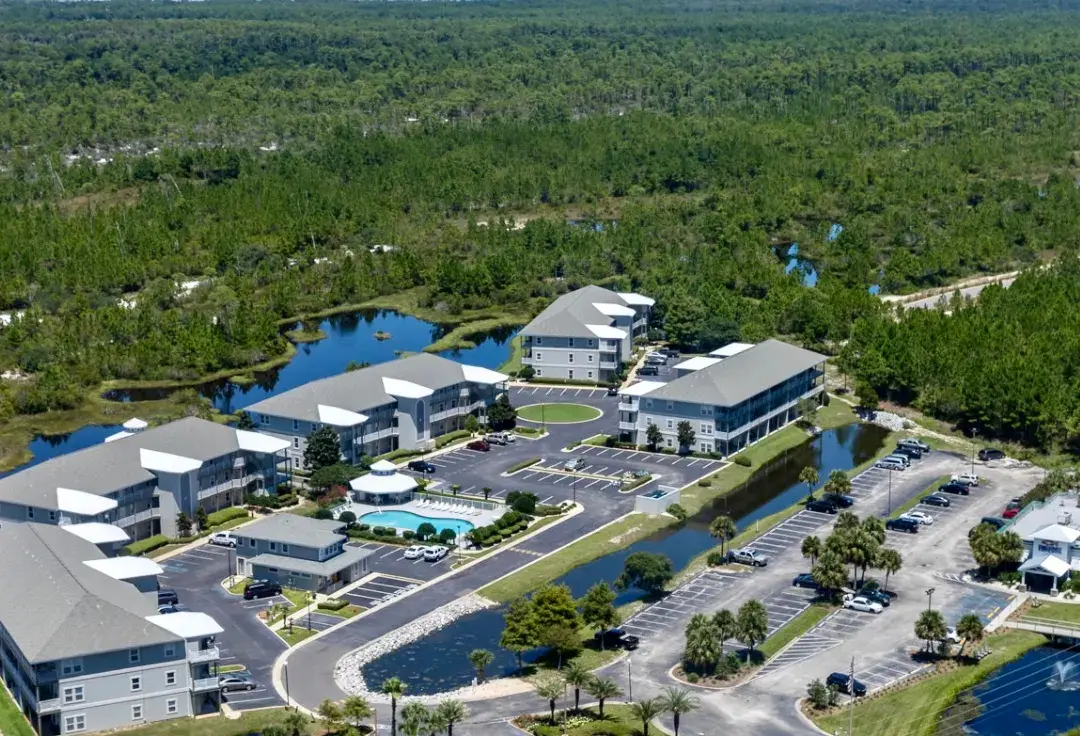 Community Pool And Sundeck With Barbecue Grills - Delightful Oasis - Orange Beach, AL