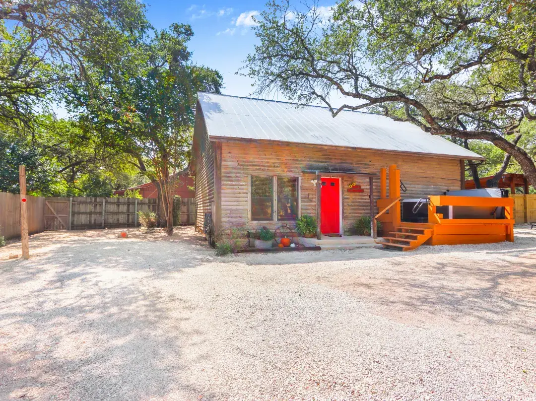 Charming Outdoor Oasis With Hot Tub And Fire Pit - Cozy Rustic Retreat - Wimberley, TX
