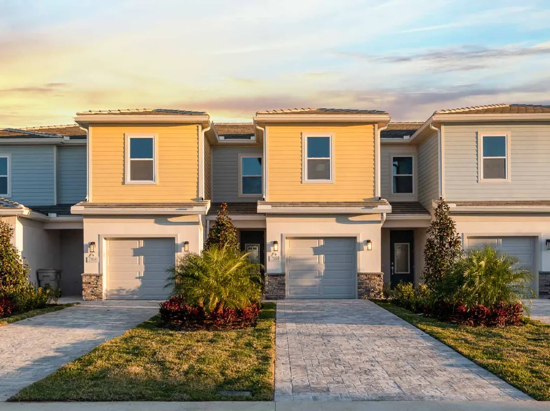 Spacious Living Area And Community Pool Views - Elegant Oasis - Haines City, FL