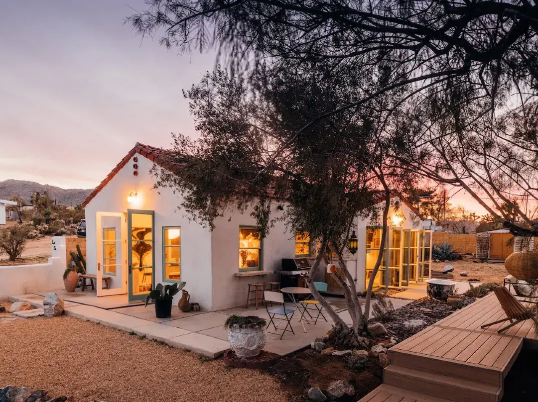 Cedar Hot Tub And Outdoor Oasis - Charming Desert Escape - Joshua Tree, CA