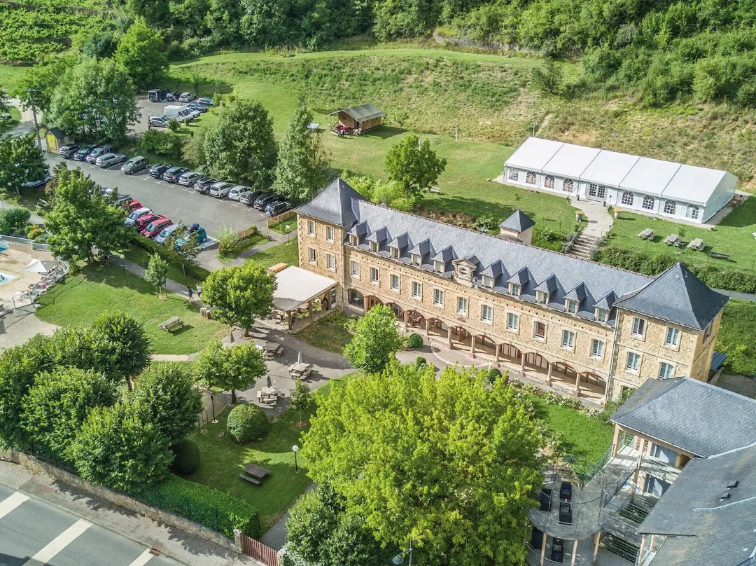 L'hôtel Des Bains - Salles-la-source - Aveyron