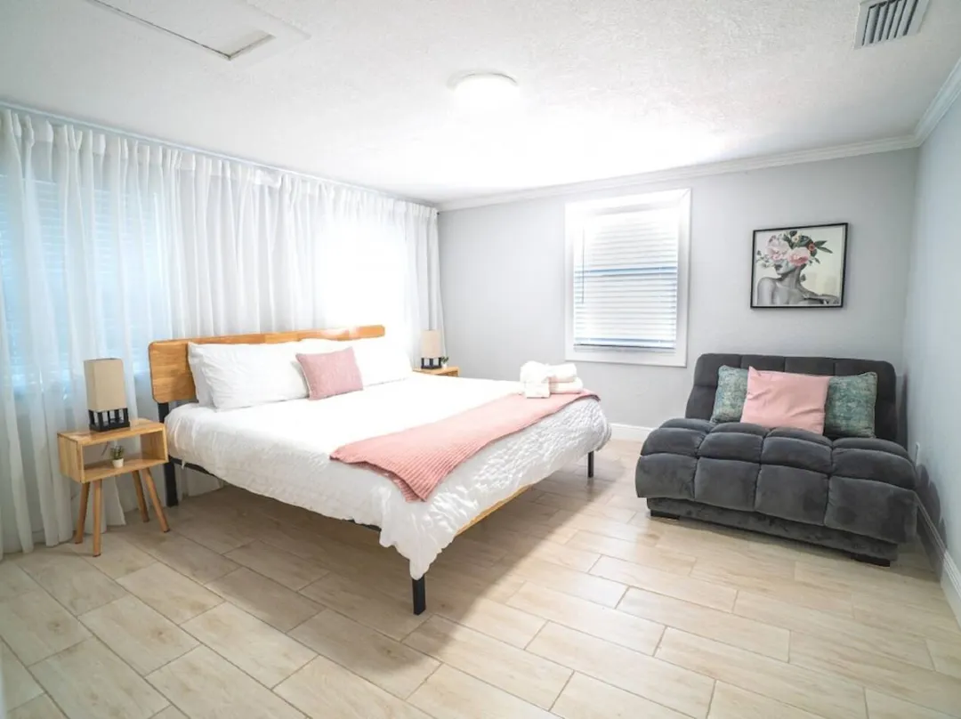 Stylish Escape With Spacious Living - Inviting Family Haven - Tampa