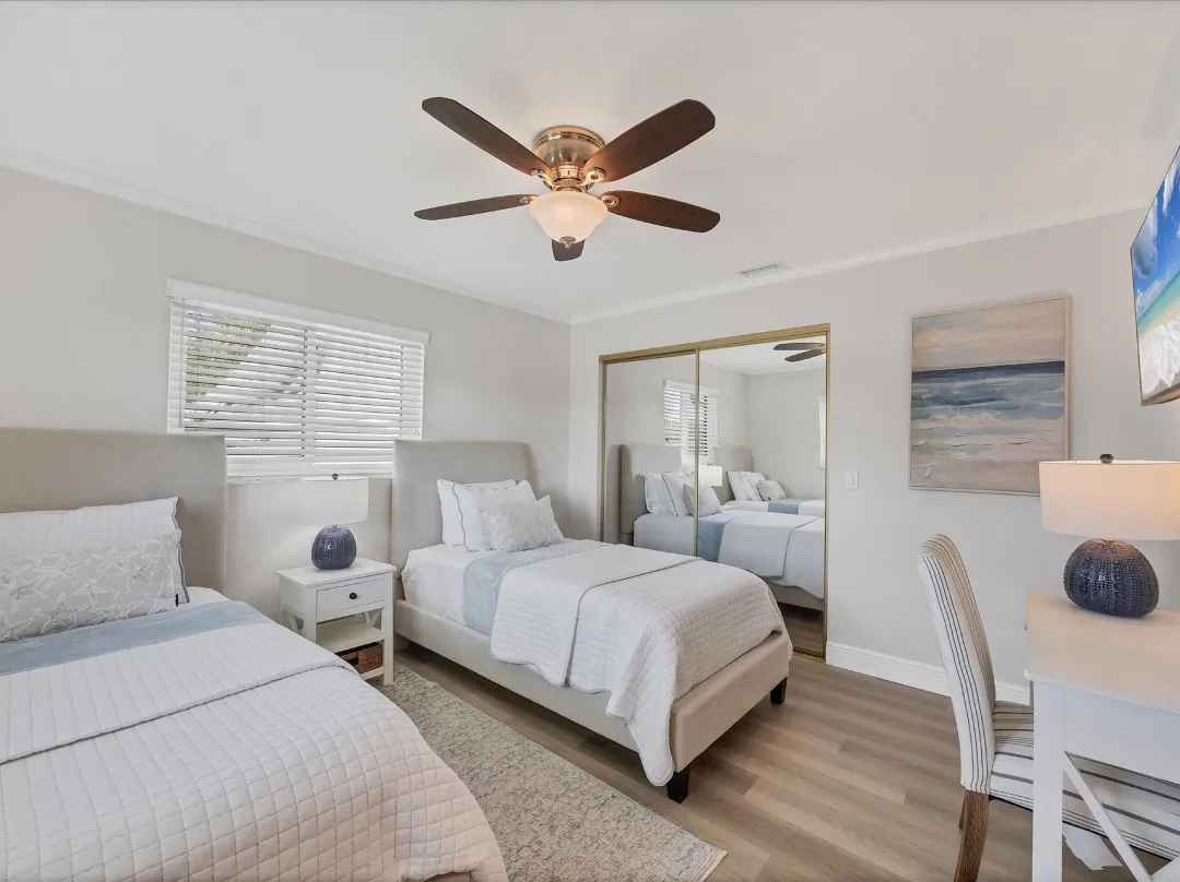 Canal Access And Spa - Stunning Waterside Retreat -