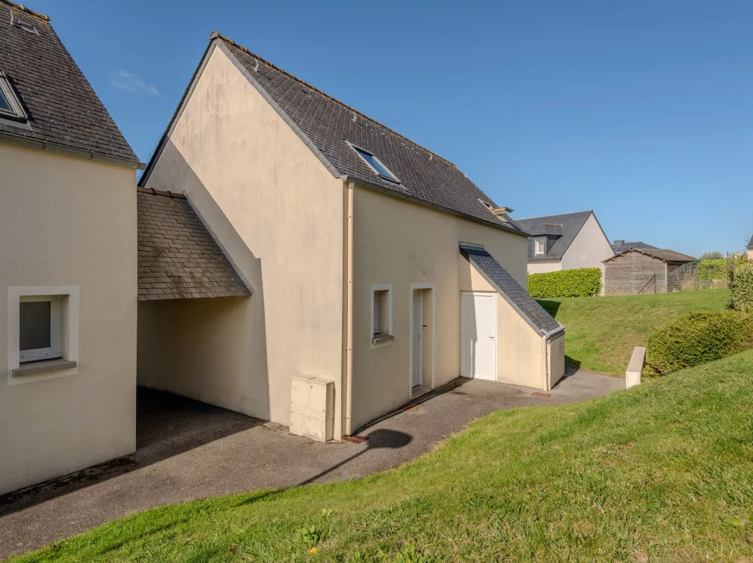 Peaceful Coastal Stay With Access To Pool - Plomodiern
