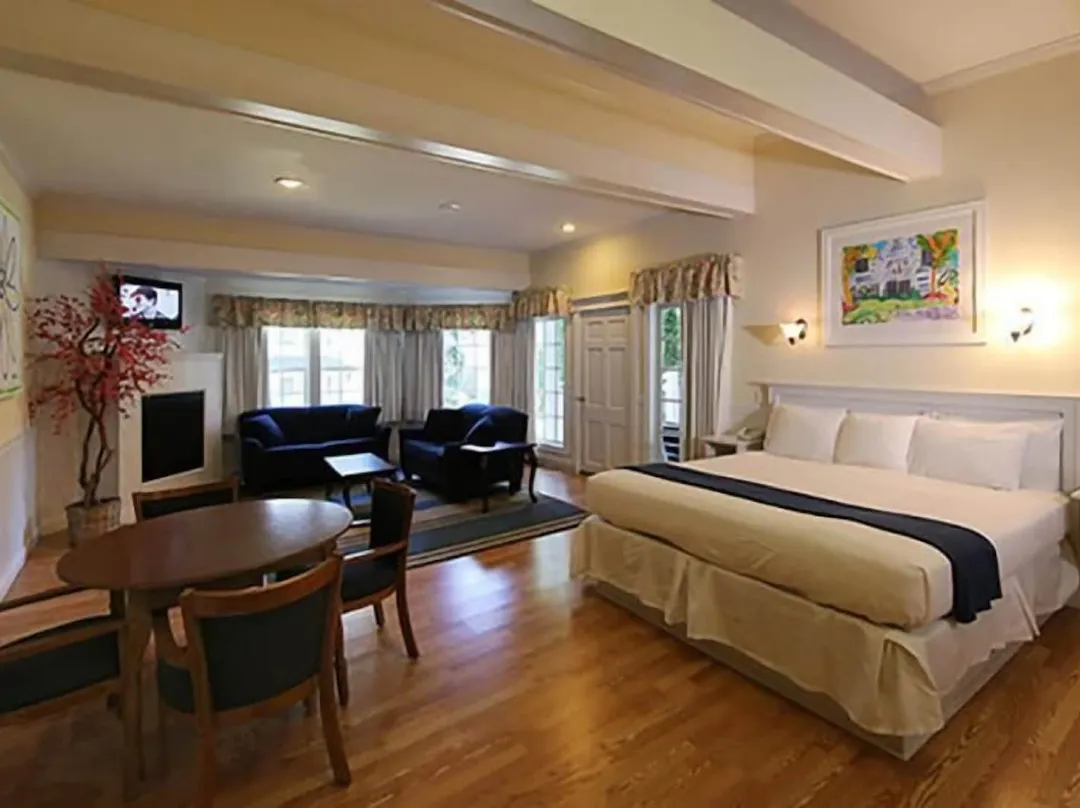 Colonial Inn Harbor Springs - Petoskey, MI