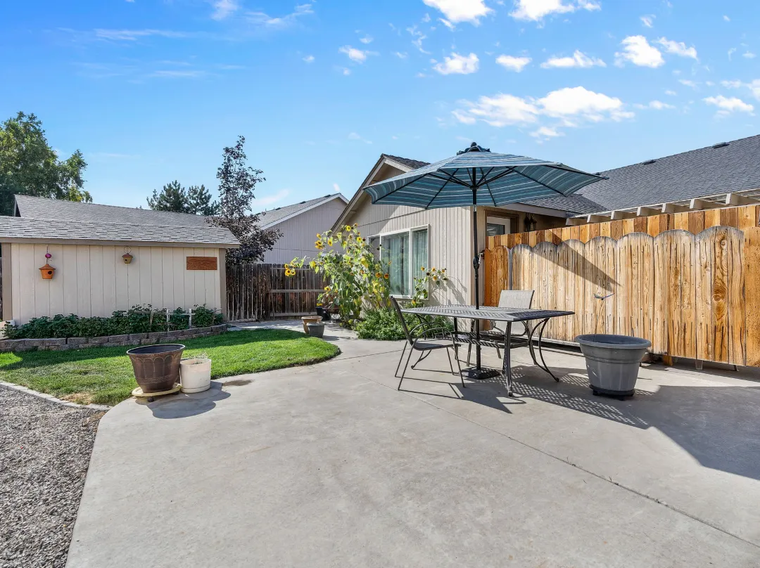 Private Entrance And Fully Equipped Kitchen - Charming Tiny House Retreat - Redmond, OR