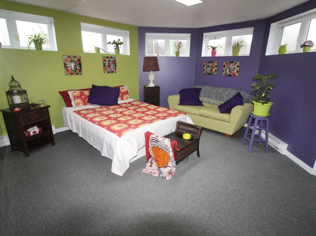 Gandhi Très Grande Chambre Décorée Style Indien Espace Bureau Et Canapé - Charlevoix