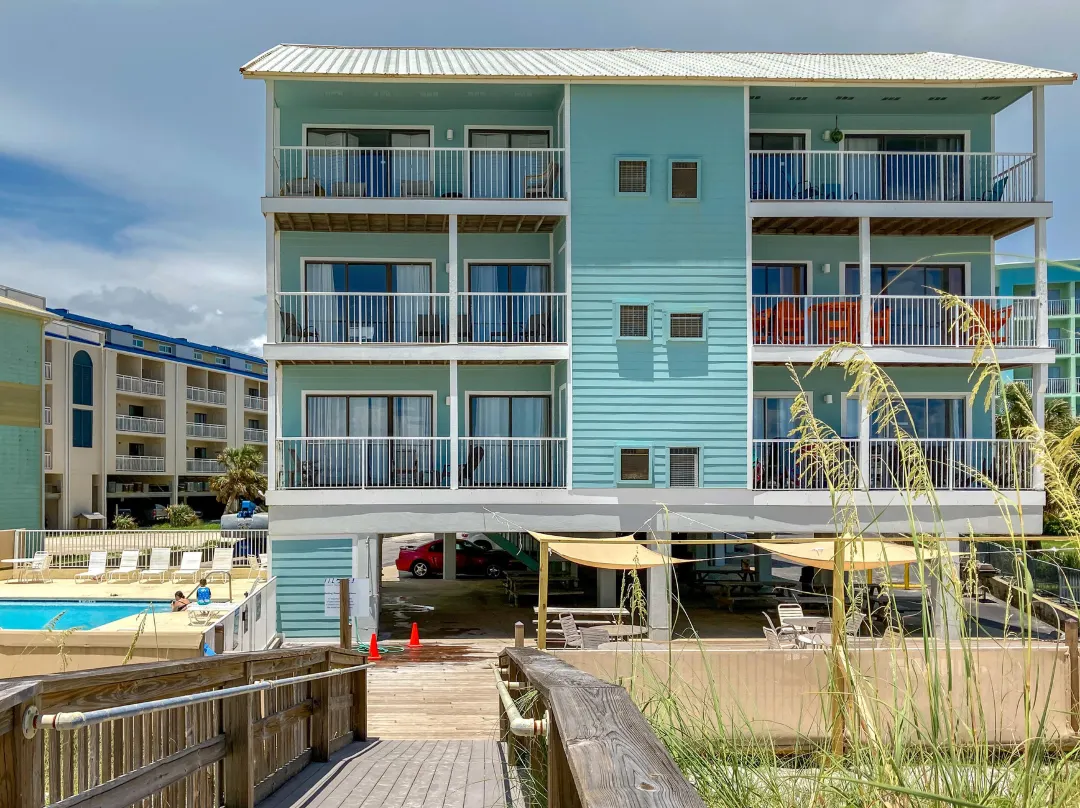 Gulf Front Getaway W/ Free Wifi, Central A/c, Balcony, Shared Pool, Beach Access - Gulf Shores, AL