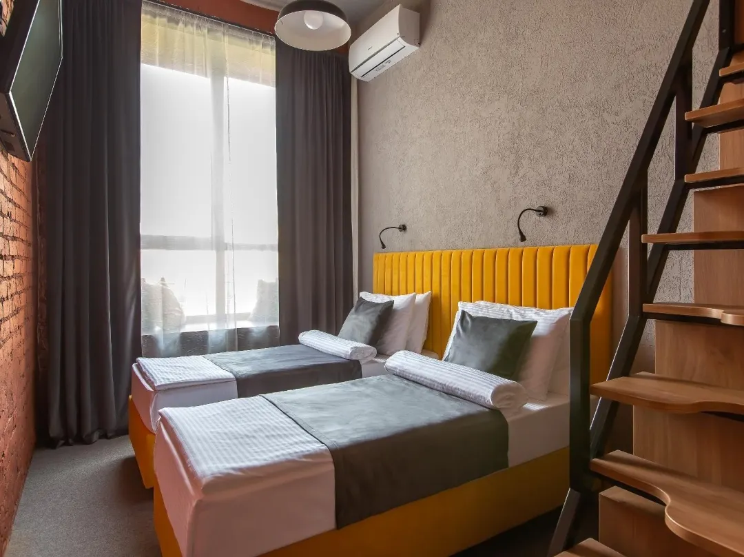 Q-block Capsule Hotel - Moscú