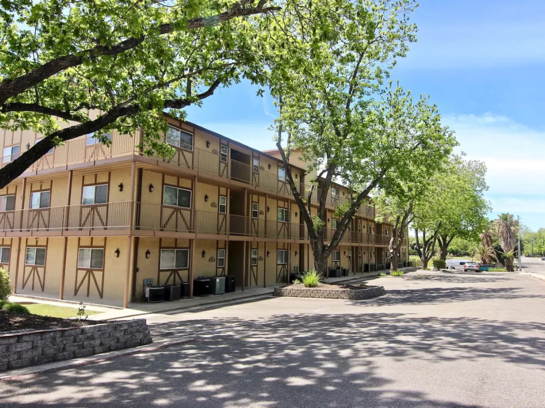 Poolside Access And Hot Tubs For Ultimate Relaxation - Charming Oasis - New Braunfels, TX