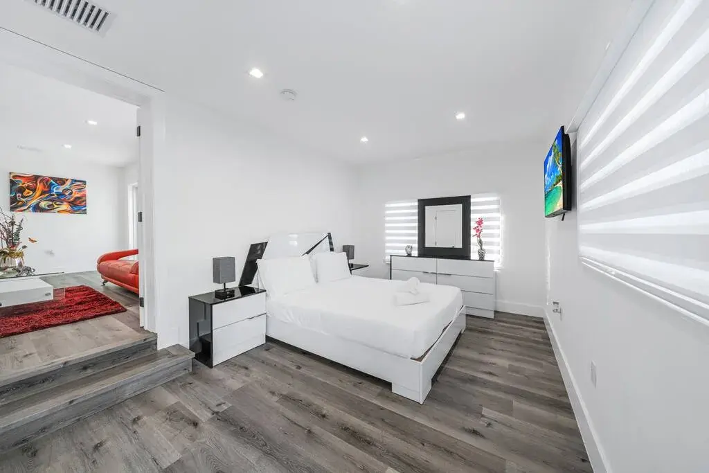 Modern Home With Private Pool And Entertainment Amenities - Clean Tropical Oasis - Miami