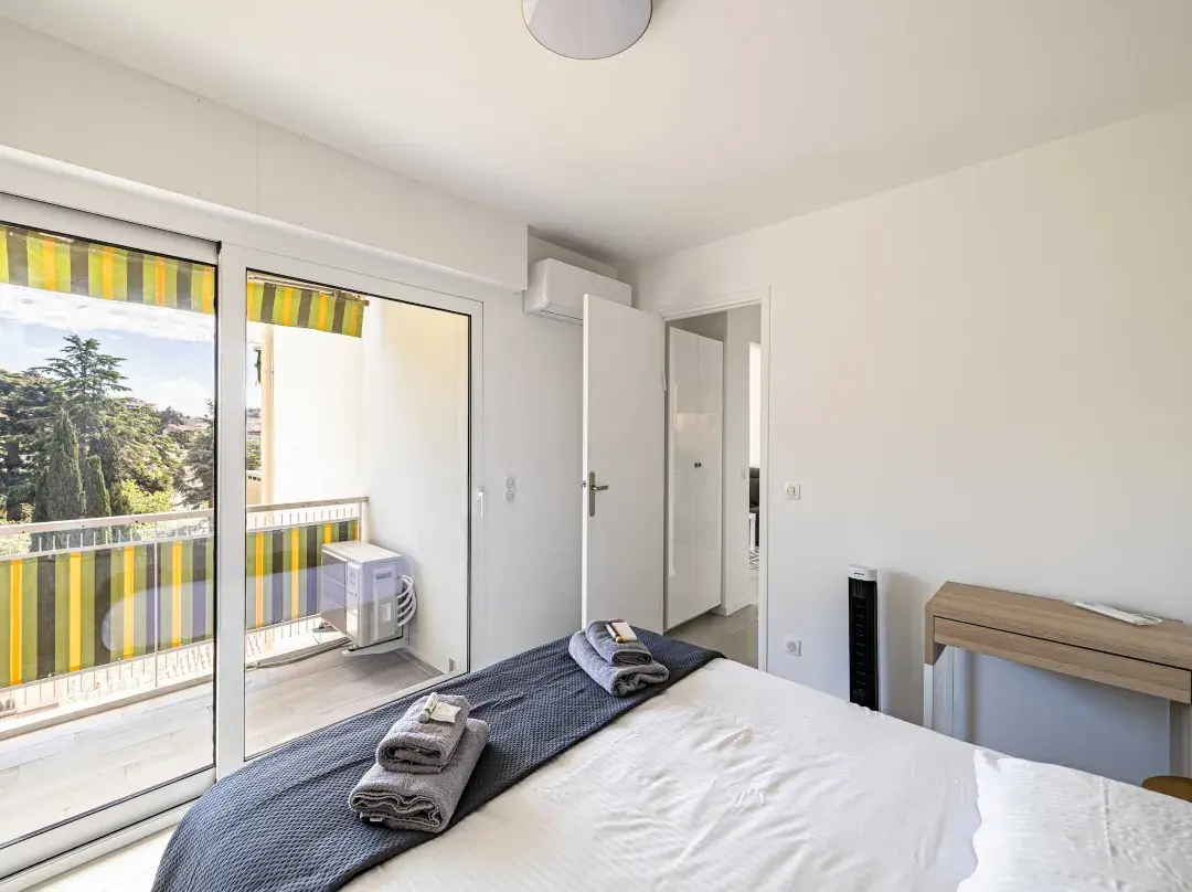 Elegance And Serenity With Terrace, View & A/c - Vallauris
