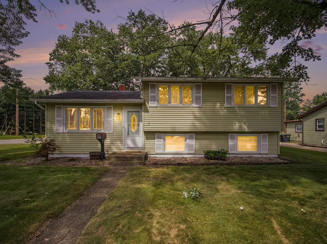 Spacious Backyard With Foosball And Bbq Grill - Charming Inviting - Mishawaka, IN