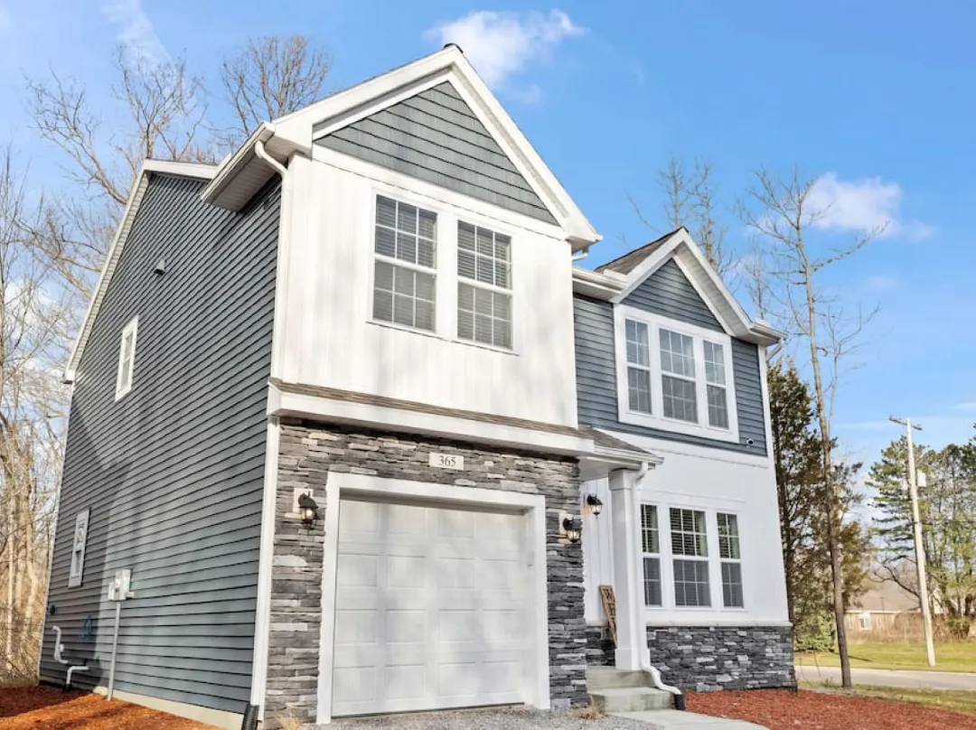 Indoor Community Pool And Outdoor Pool - Charming Family Retreat - South Haven, MI