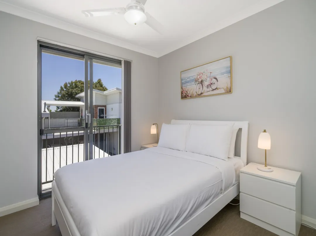 Sunny 2-bed In Quiet Location With Balcony - Perth