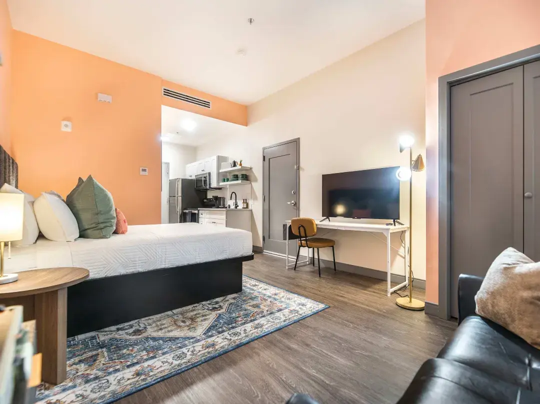 Music-inspired Escape And Spacious Layout - Vibrant Family Haven - Macon, GA