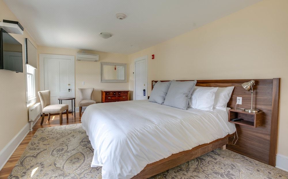 Lakehouse Inn - Lenox, MA