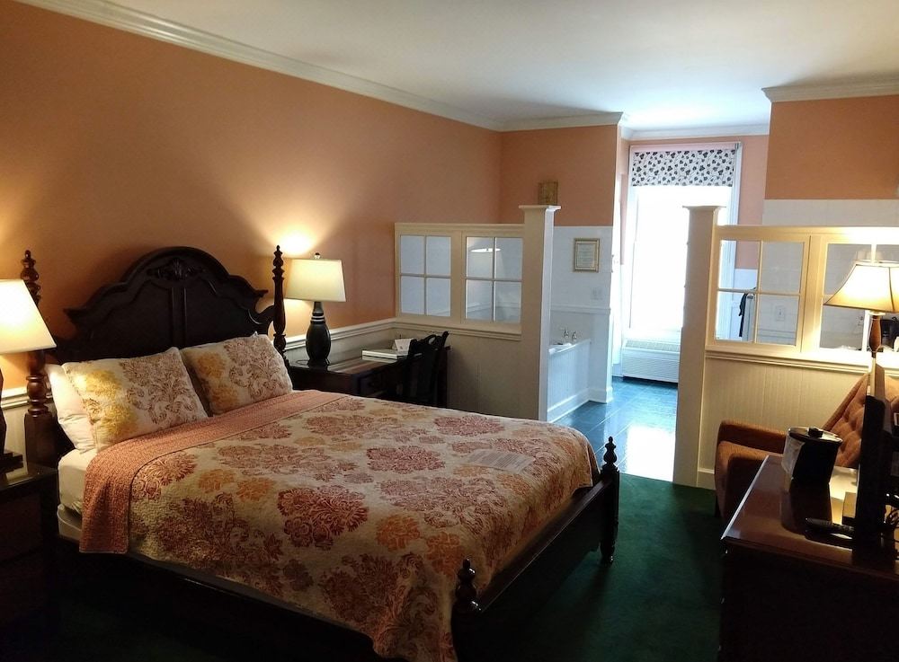 County Clare Irish Hotel & Pub - Milwaukee