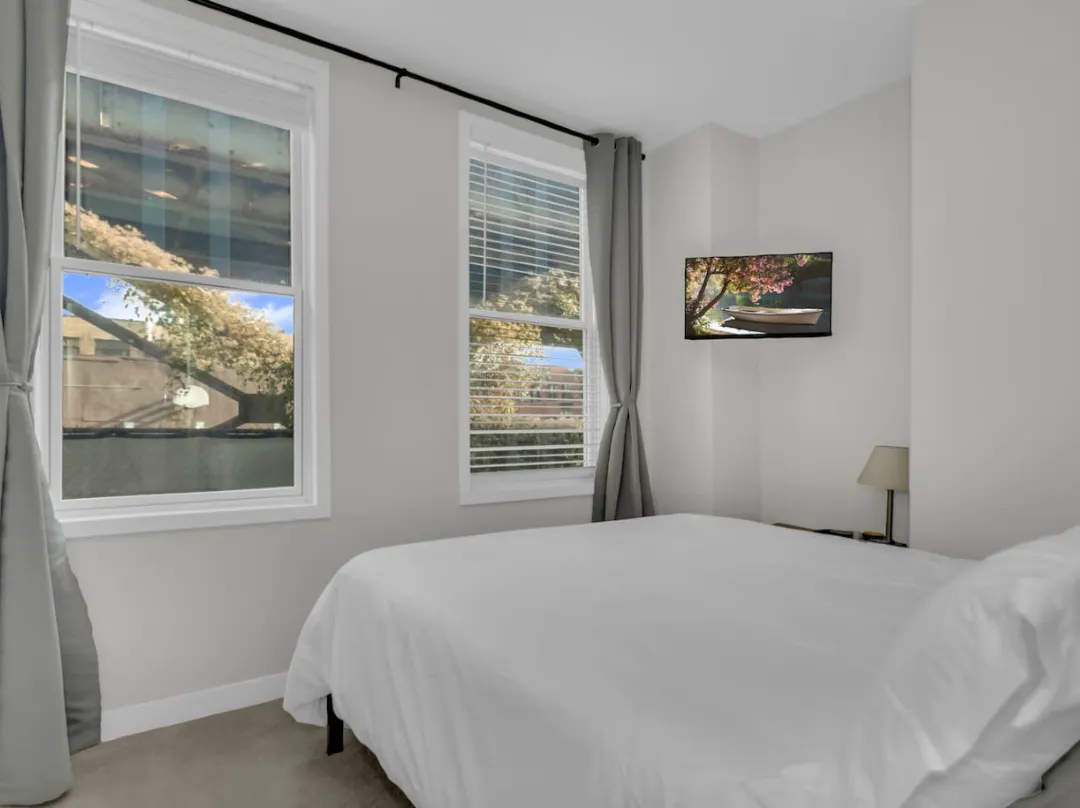 Free Off-street Parking And Easy Transit Access - Stylish Cozy Retreat - Evanston, IL