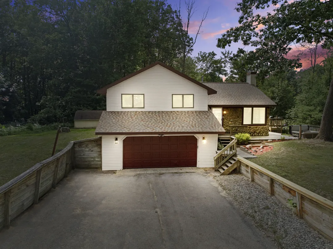 Charming Retreat With Hot Tub And Game Room - Cozy And Inviting Escape - Interlochen, MI