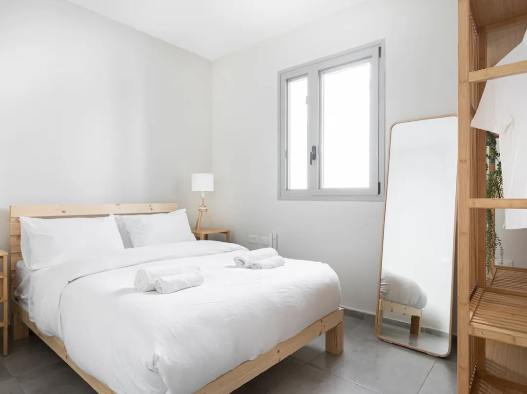 Chic Urban Getaway With Balcony - Tel Aviv