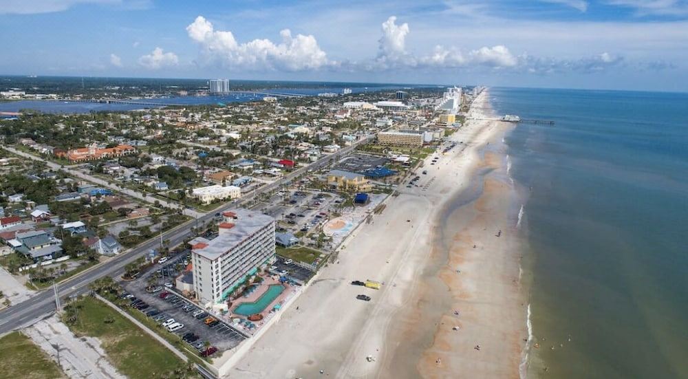 Beautiful Beachfront Resort Condo - Ormond Beach