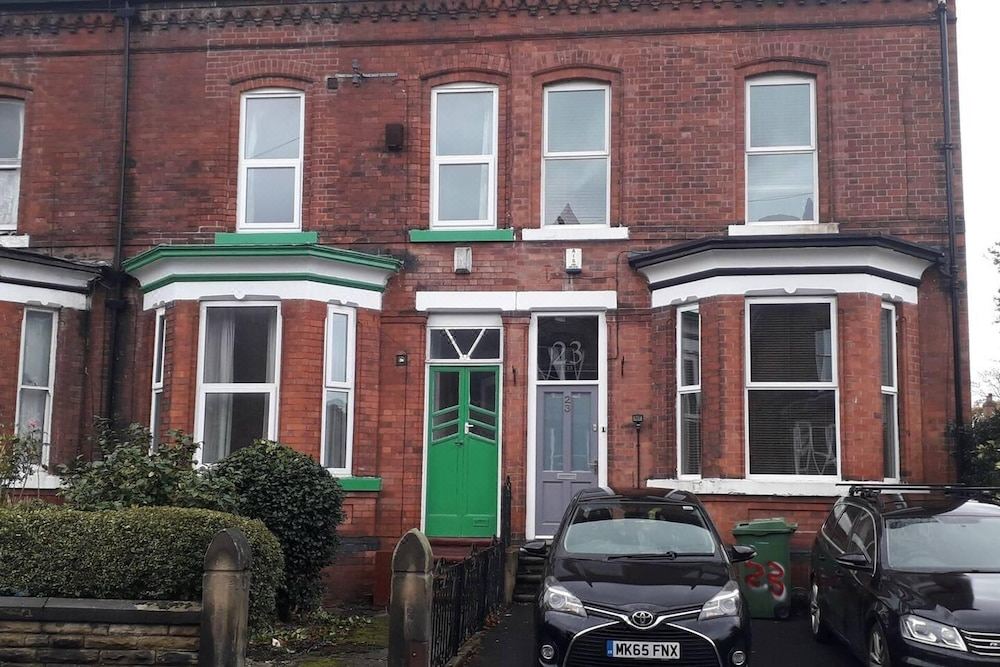 Grand 3-bed Quasi Semi House In Manchester - Sale