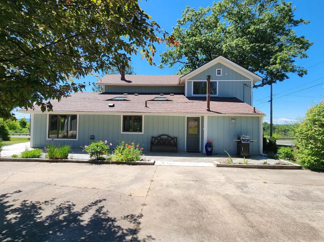 Magnificent Views And Luxurious Kitchen Amenities - Serene Sanctuary - Harbor Springs, MI