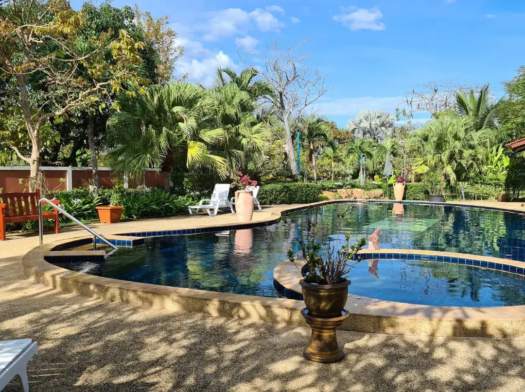 Beautiful Bungalow With Shared Outdoor Pool And 2km From The Sandy Beach - Cha-am