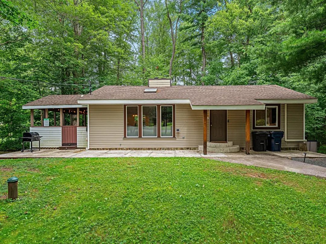 Stylish Getaway With Game Room And Lake Access - Charming Mountain Retreat - Lake Harmony, PA