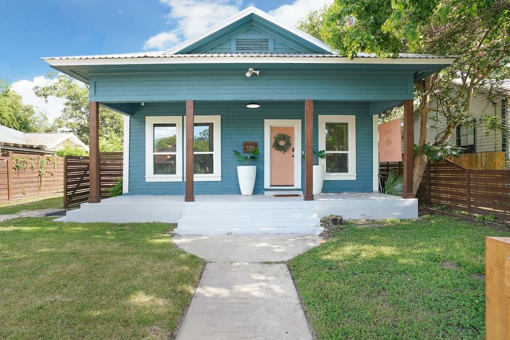 Amazing Fully Fenced Home Only 5 Mins From Downtown - San Antonio, TX