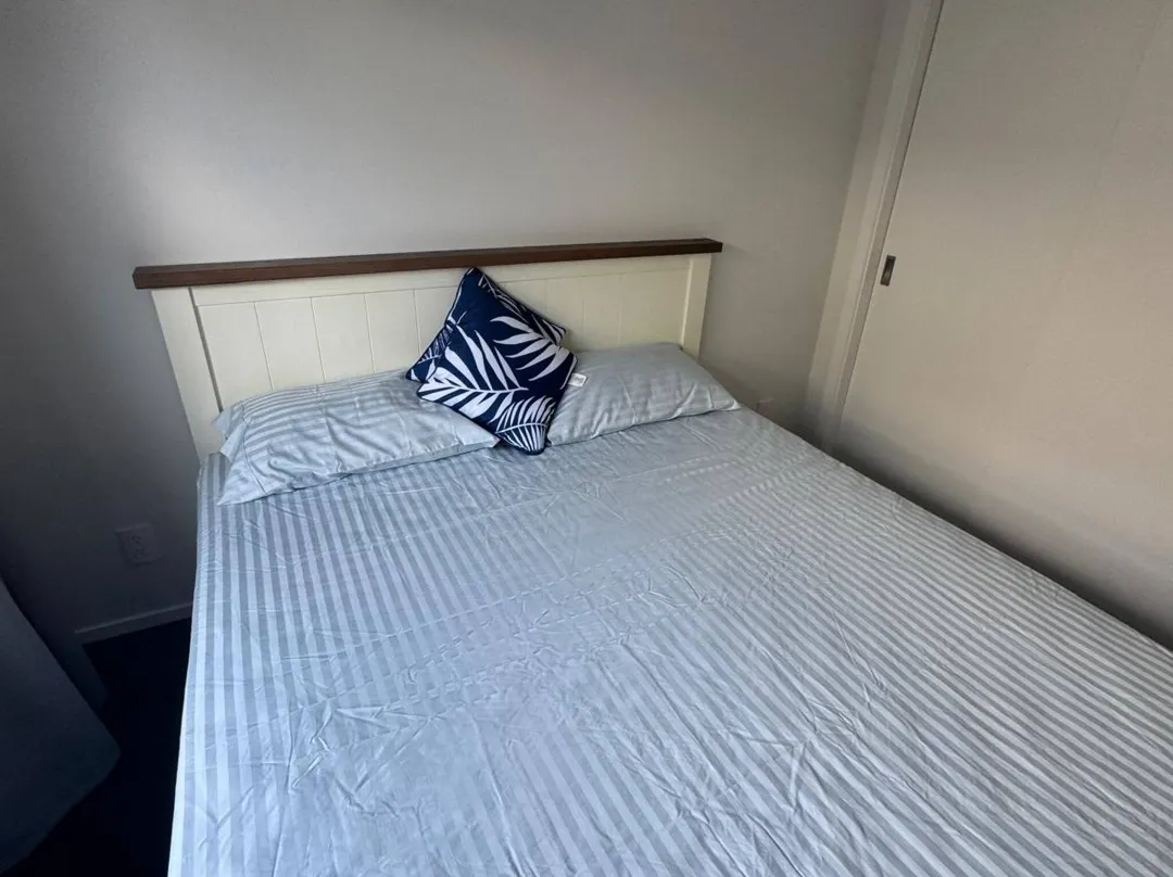 Spacious One-bedroom With Private Bathroom – Aotea - Lower Hutt